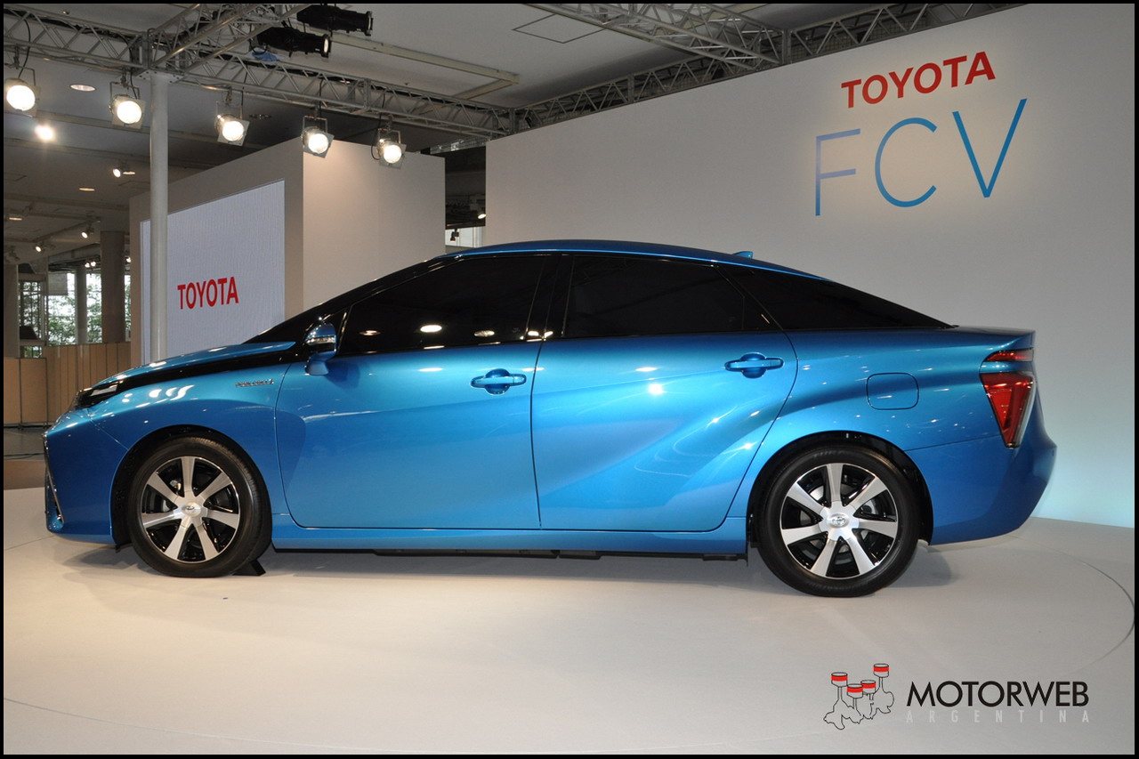 Toyota lanza el FCV, su primer auto de serie a hidrógeno - Motorweb Argentina