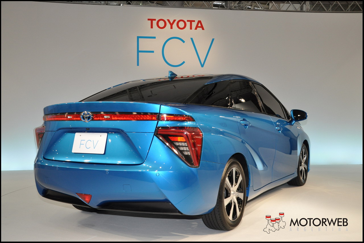 Toyota lanza el FCV, su primer auto de serie a hidrógeno - Motorweb Argentina