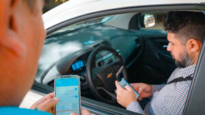 ¿Se puede circular sólo con la cédula verde digital? - Motorweb Argentina